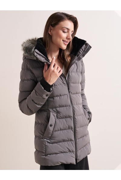 Jimmy Key Kadın Gri Düz Kesim Dik Yaka Fermuarlı Kapüşonlu Puf Kaban Jimmy Key Kadın Gri Düz Kesim Dik Yaka Fermuarlı Kapüşonlu Puf Kaban