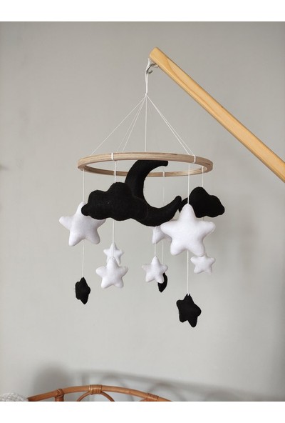 Keçeli Bebek Siyah Beyaz Ay Yıldız Temalı % 100 El Yapımı Bebek Beşik Süsü Dönence Keçeli Bebek Siyah Beyaz Ay Yıldız Temalı % 100 El Yapımı Bebek Beşik Süsü Dönence