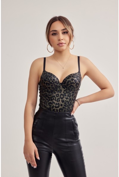 Zag Lingerie Deri Görünümlü Leopar Baskılı Likralı Askılı Crop Top Zag Lingerie Deri Görünümlü Leopar Baskılı Likralı Askılı Crop Top