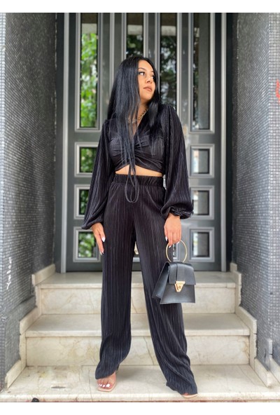 Moneta Boutique Kadın Siyah Piliseli Vatkalı Bluz ve Beli Lastikli Rahat Kalıp Pantolon
