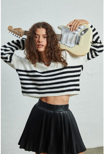 Quzu Çizgili Crop Kazak Siyah