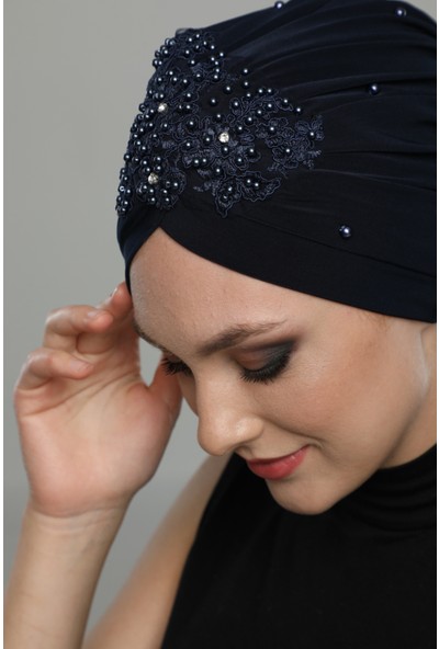 Fidan Bone Kopma Astarlı Işlemeli Lacivert Dantel Motifli Hazır Türban Tesettür Abiye Bone