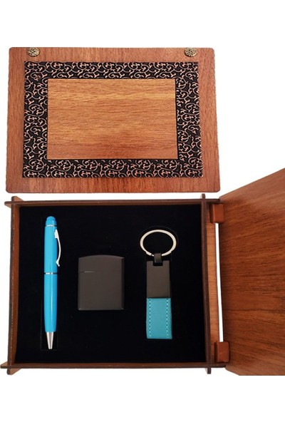 Daha Yok Mu Ahşap Kutulu Çakmak ve Mavi Kalem Anahtarlık Set Daha Yok Mu Ahşap Kutulu Çakmak ve Mavi Kalem Anahtarlık Set