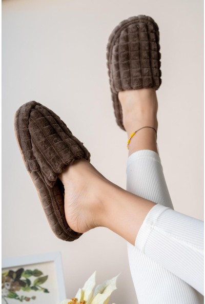 Muggo Suzy Garantili Kadın Peluş Kışlık Önü Kapalı Ev Terliği Muggo Suzy Garantili Kadın Peluş Kışlık Önü Kapalı Ev Terliği