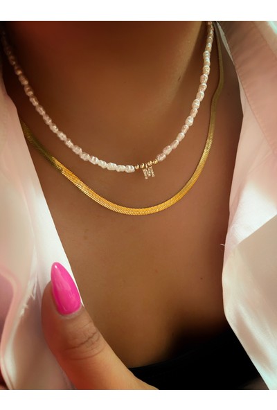 Karya Gümüş Kum Inci Minimal Taşlı Harf Italyan Yassı Kombin Byfuly Kolye Karya Gümüş Kum Inci Minimal Taşlı Harf Italyan Yassı Kombin Byfuly Kolye