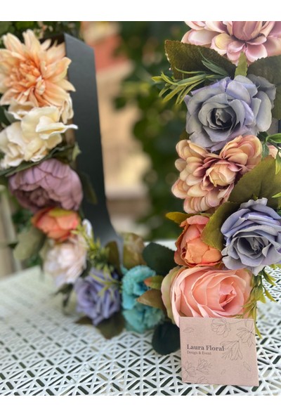 Laura Floral Harf Kutu Çiçek Arajmanı U Harfi Laura Floral Harf Kutu Çiçek Arajmanı U Harfi