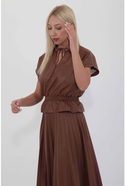 Coral Yakası Bağcıklı Beli Lastikli Deri Bluz Camel