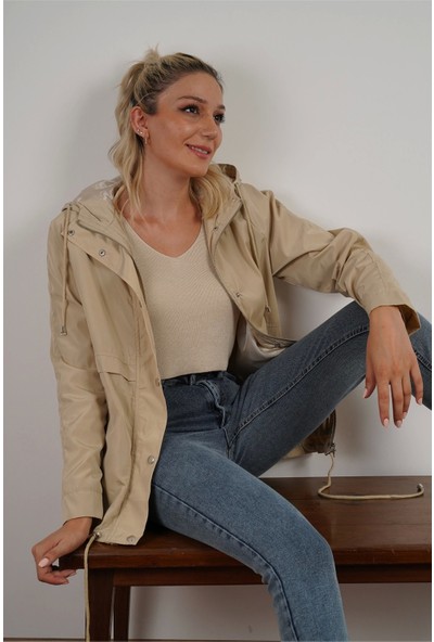 Key Moda Kadın Kapüşon Detaylı Yağmurluk Taş Key Moda Kadın Kapüşon Detaylı Yağmurluk Taş