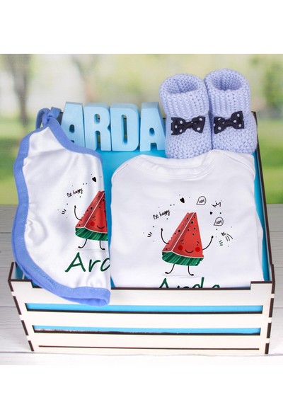 Ejoya Ahşap Sandıkta Kişiye Özel Zıbın Önlük Taş Isimlik ve Patik Bebek Hediye Seti Ejoya Ahşap Sandıkta Kişiye Özel Zıbın Önlük Taş Isimlik ve Patik Bebek Hediye Seti