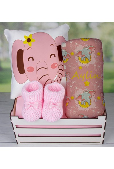 Ejoya Ahşap Sandıkta Kişiye Özel Yastık Battaniye ve Patik Bebek Armağan Seti Ejoya Ahşap Sandıkta Kişiye Özel Yastık Battaniye ve Patik Bebek Armağan Seti