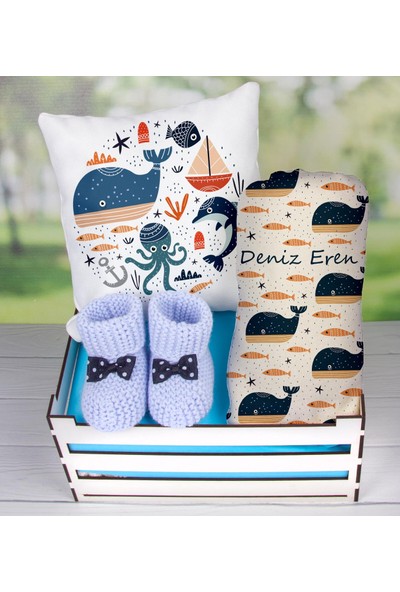 Ejoya Ahşap Sandıkta Kişiye Özel Yastık Battaniye ve Patik Bebek Armağan Seti