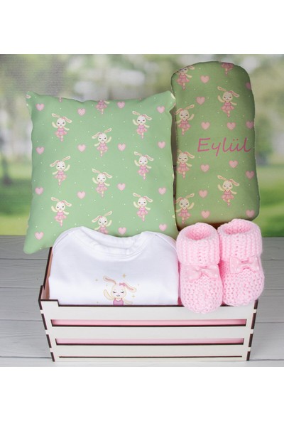 Ejoya Ahşap Sandıkta Kişiye Özel Zıbın Yastık Battaniye ve Patik Bebek Armağan Seti