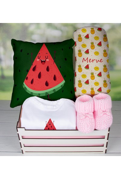 Ejoya Ahşap Sandıkta Kişiye Özel Zıbın Yastık Battaniye ve Patik Bebek Hediye Seti Ejoya Ahşap Sandıkta Kişiye Özel Zıbın Yastık Battaniye ve Patik Bebek Hediye Seti