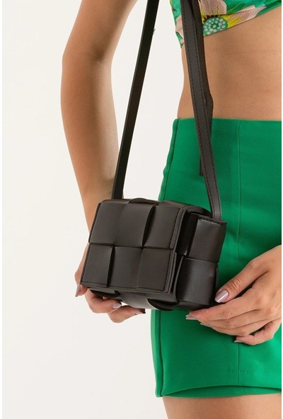 Özol Kadın Beyaz Kare Örgülü Mini Omuz Çantası Özol Kadın Beyaz Kare Örgülü Mini Omuz Çantası