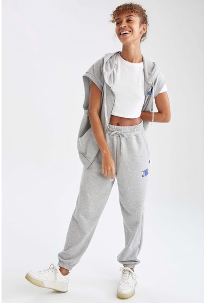 DeFacto Defacto Fit Standart Fit NBA Lisanslı Geri Dönüşümlü Bağcıklı Jogger Eşofman Altı T5430AZ21AU DeFacto Defacto Fit Standart Fit NBA Lisanslı Geri Dönüşümlü Bağcıklı Jogger Eşofman Altı T5430AZ21AU