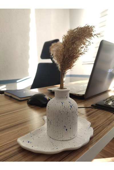 Pampas Vazosu, Damla Desenli Vazo ve Istiridye Altlığı Beyaz Üstü Mavi Pampas Vazosu, Damla Desenli Vazo ve Istiridye Altlığı Beyaz Üstü Mavi