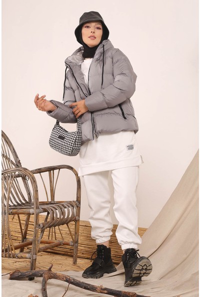 İmaj Butik Gri Kadın Kapüşonlu Astarlı Fermuarlı Kısa Şişme Mont İmaj Butik Gri Kadın Kapüşonlu Astarlı Fermuarlı Kısa Şişme Mont