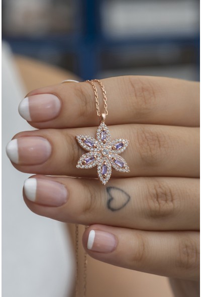 Nereze 925 Ayar Gümüş 6 Yapraklı Mor Taşlı Çiçek Kolye Nereze 925 Ayar Gümüş 6 Yapraklı Mor Taşlı Çiçek Kolye