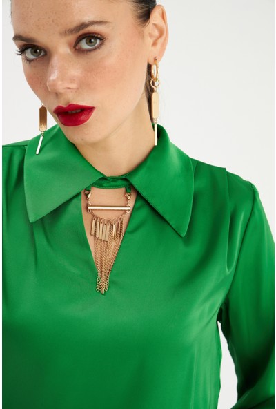 Sateen Aksesuar Detaylı Saten Bluz - Zümrüt Sateen Aksesuar Detaylı Saten Bluz - Zümrüt