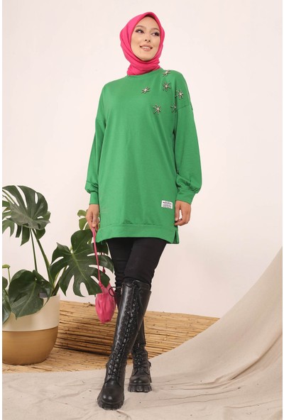 İmaj Butik Yeşil Kadın Bisiklet Yaka Ön Boncuk Detaylı Yan Yırtmaçlı Armalı Sweatshirt İmaj Butik Yeşil Kadın Bisiklet Yaka Ön Boncuk Detaylı Yan Yırtmaçlı Armalı Sweatshirt