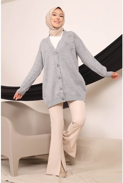 İmaj Butik Gri Kadın Modest Düğmeli Taşlı Tesettür Triko Hırka İmaj Butik Gri Kadın Modest Düğmeli Taşlı Tesettür Triko Hırka