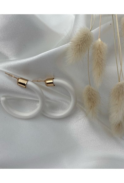 Beyaz Kadın Küpe Modeli Beyaz Kadın Küpe Modeli