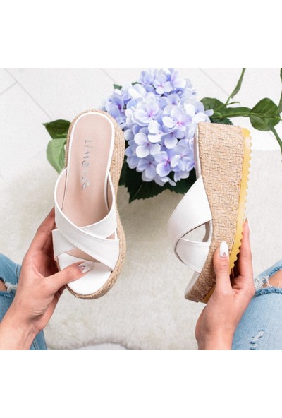 Limoya Juliana Beyaz Dolgu Topuklu Hasır Tabanlı Çapraz Terlik Limoya Juliana Beyaz Dolgu Topuklu Hasır Tabanlı Çapraz Terlik