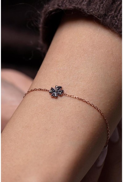 Ninova Silver Siyah Zirkon Taşlı Yonca Model Gümüş Bileklik Ninova Silver Siyah Zirkon Taşlı Yonca Model Gümüş Bileklik