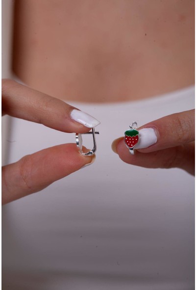Ninova Silver Çilek Model Gümüş Çocuk Küpesi Ninova Silver Çilek Model Gümüş Çocuk Küpesi