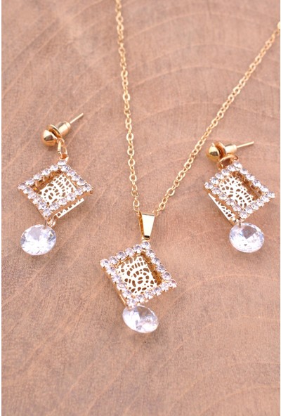 The Bety's Çapraz Kare Ucu Tek Taşlı Desenli Kolye&Küpe Set The Bety's Çapraz Kare Ucu Tek Taşlı Desenli Kolye&Küpe Set