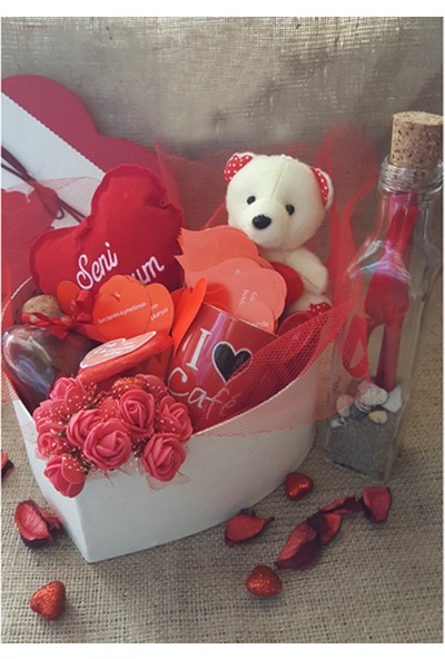 Şirin Hediye Sepeti Aşk Şişesi İle Birlikte Hayat Ağacı Kolye Hediyeli Şirin Hediye Sepeti Aşk Şişesi İle Birlikte Hayat Ağacı Kolye Hediyeli