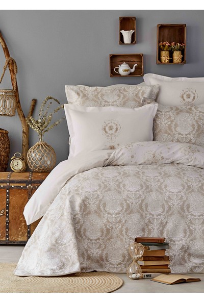 Karaca Home Quatre Deluxe Gold Nevresim ve Yatak Örtüsü Seti Karaca Home Quatre Deluxe Gold Nevresim ve Yatak Örtüsü Seti