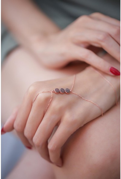 İzla Design Üçlü Yuvarlak Model Siyah Zirkon Taşlı Rose Kaplama Gümüş Şahmeran İzla Design Üçlü Yuvarlak Model Siyah Zirkon Taşlı Rose Kaplama Gümüş Şahmeran
