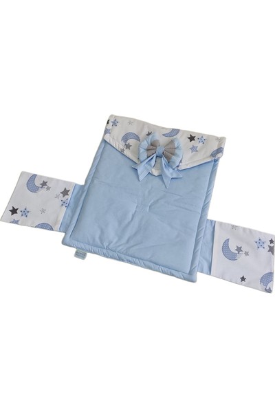 Bebek Atölyesi Çanta Şeklinde Altaçma Minderi Mavi Beyaz Ay ve Yıldızlar Desenli Kombin Bebek Atölyesi Çanta Şeklinde Altaçma Minderi Mavi Beyaz Ay ve Yıldızlar Desenli Kombin