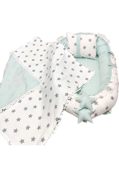 Bebek Atölyesi Beyaz Su Yeşili Yıldız Desenli Babynest ve Ponpon Battaniye