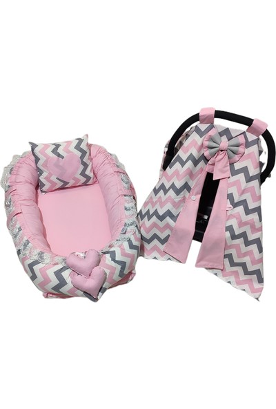 Bebek Atölyesi Pembe Gri Zigzag Desenli Babynest ve Puset Örtüsü Bebek Atölyesi Pembe Gri Zigzag Desenli Babynest ve Puset Örtüsü