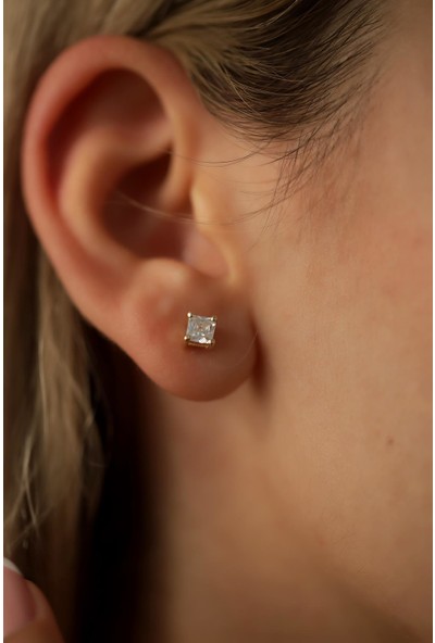 Kare Model Tektaş Altın Rengi Gümüş İtalyan Küpe Kare Model Tektaş Altın Rengi Gümüş İtalyan Küpe