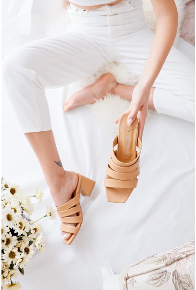 Limoya Emilee Nud Dört Bantlı Alçak Topuklu Terlik Limoya Emilee Nud Dört Bantlı Alçak Topuklu Terlik