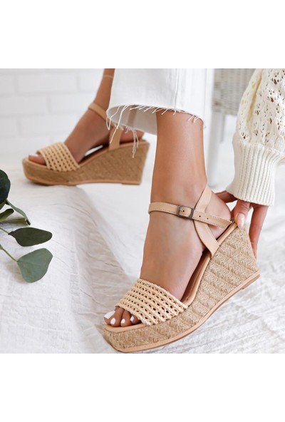 Limoya Clara Ten Örgü Bantlı Hasır Dolgu Topuklu Platformlu Sandalet Limoya Clara Ten Örgü Bantlı Hasır Dolgu Topuklu Platformlu Sandalet
