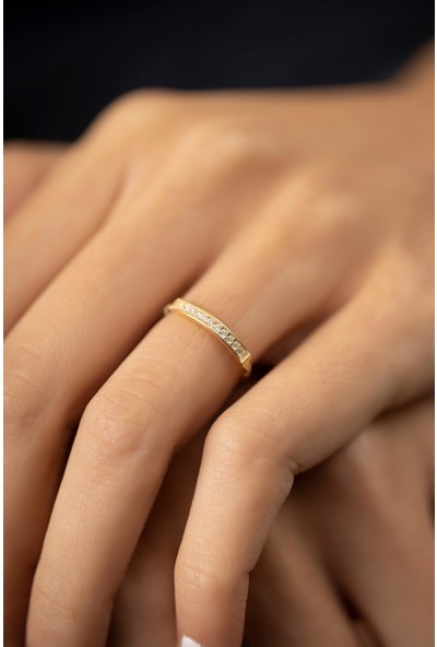 Ninova Silver Sıralı Taşlı Model Altın Kaplama Gümüş Italyan Yüzük Ninova Silver Sıralı Taşlı Model Altın Kaplama Gümüş Italyan Yüzük