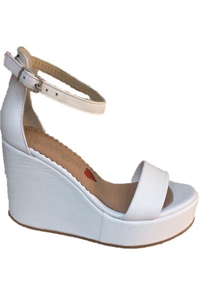 Elegan Küçük Büyük Numara Beyaz Deri Yüksek Dolgu Topuk Yazlık Bantlı Sandalet Elegan Küçük Büyük Numara Beyaz Deri Yüksek Dolgu Topuk Yazlık Bantlı Sandalet
