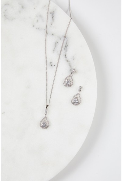 Oleg Cassini Gümüş Rengi Taşlı Abiye Kolye ve Küpe Seti
