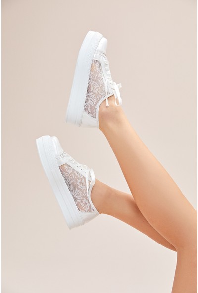 Oleg Cassini Kırık Beyaz Dantelli Yüksek Taban Gelin Spor Ayakkabı Oleg Cassini Kırık Beyaz Dantelli Yüksek Taban Gelin Spor Ayakkabı