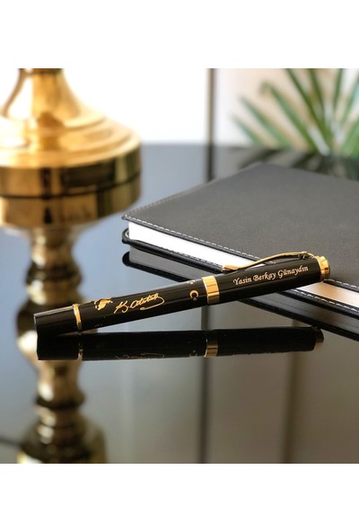 PerakendeShop Kişiye Özel Atatürk Siluet ve İmzalı Altın Yaldız Kabartmalı Kalem PerakendeShop Kişiye Özel Atatürk Siluet ve İmzalı Altın Yaldız Kabartmalı Kalem