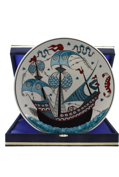 Otantik Çini Turkuaz Kalyon Gemi Dekorlu Kurumsal Kadife Kutulu Mertaban 30 cm Tabak Otantik Çini Turkuaz Kalyon Gemi Dekorlu Kurumsal Kadife Kutulu Mertaban 30 cm Tabak