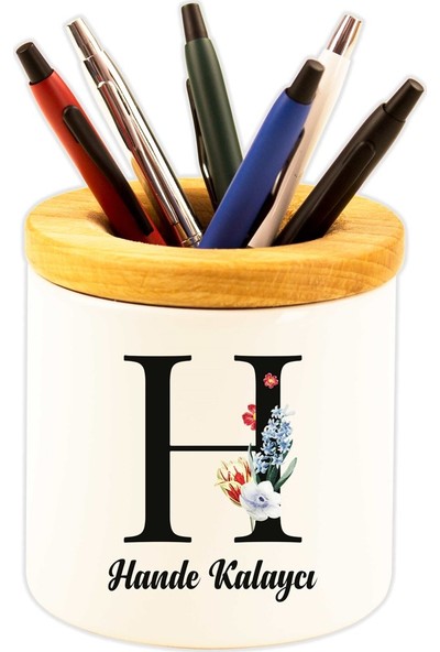 Hediye Rengi İsme Özel Ahşap Kapaklı Kalemlik - Çiçekli Harf Hediye Rengi İsme Özel Ahşap Kapaklı Kalemlik - Çiçekli Harf