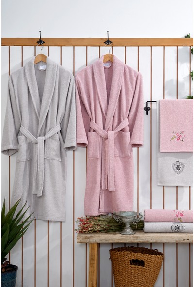 Soley Selva Gri-Gül Kurusu Aile Bornoz Seti Soley Selva Gri-Gül Kurusu Aile Bornoz Seti