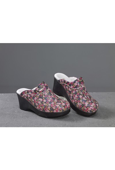 Dr. Mitra Sabo Dolgu Topuk Çiçek Desenli Terlik Dr. Mitra Sabo Dolgu Topuk Çiçek Desenli Terlik