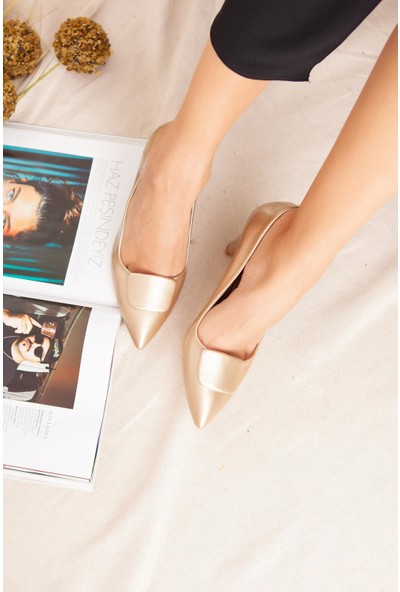 Limoya Scarlet Altın Kırışık Rugan Tokalı Kısa Topuklu Stiletto Limoya Scarlet Altın Kırışık Rugan Tokalı Kısa Topuklu Stiletto
