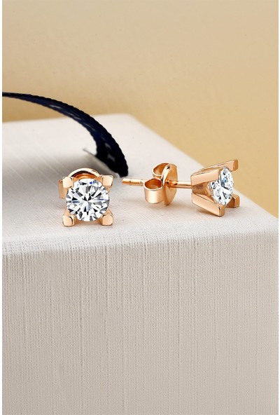 Jelux Silver Swarovski 5.0 mm Özel Tasarım V Tek Taş Pırlanta Montür Rose Gümüş Küpe Jelux Silver Swarovski 5.0 mm Özel Tasarım V Tek Taş Pırlanta Montür Rose Gümüş Küpe